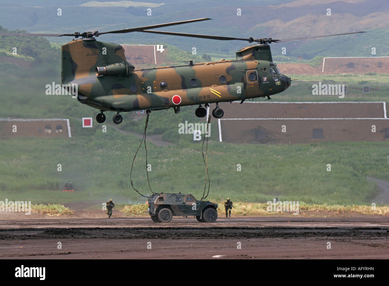 Boeing CH-47 Chinook Helicopter of Japan Ground Self Defence Force lift ...