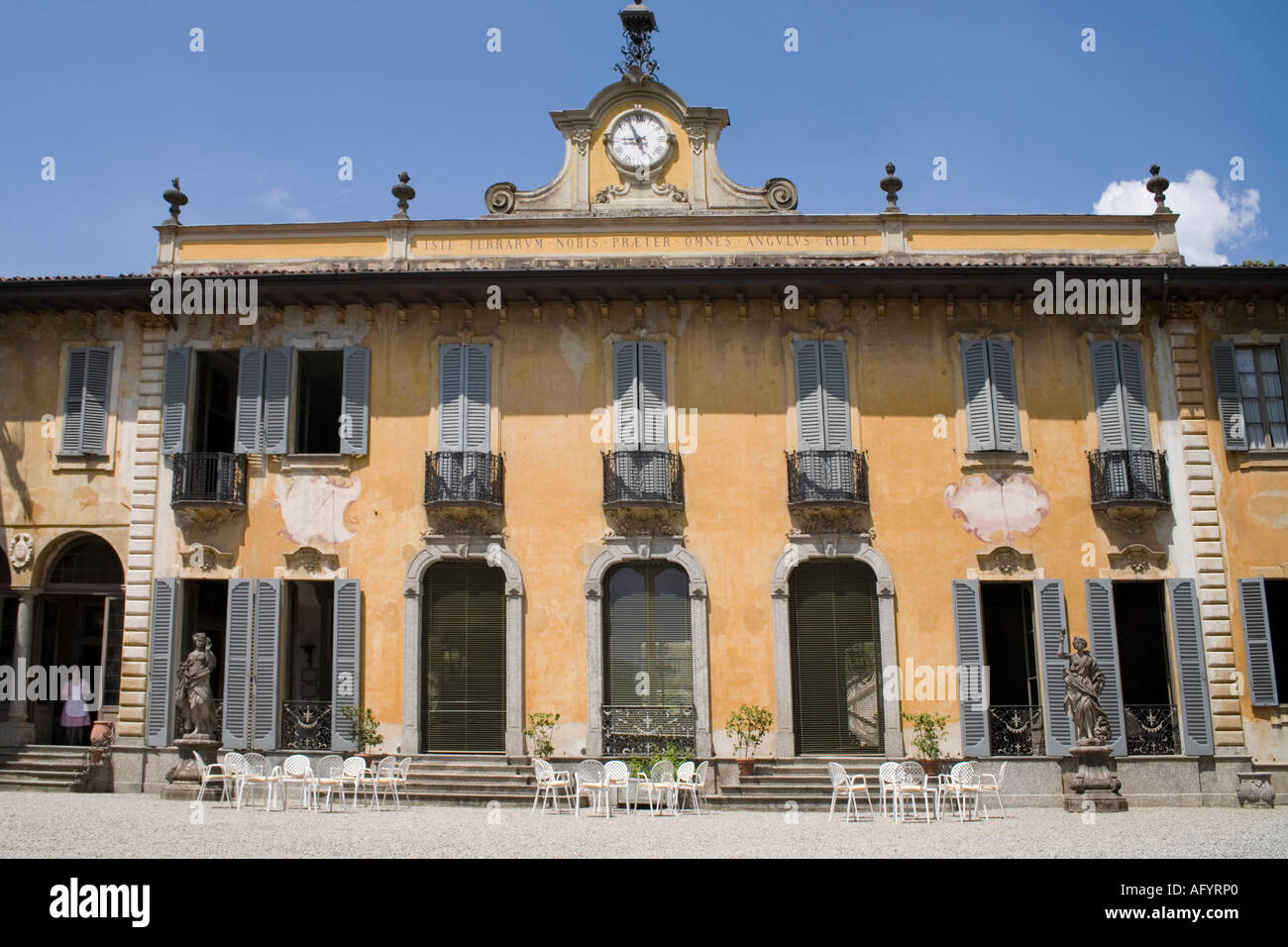 Classic style Italian villa facade Stock Photo - Alamy