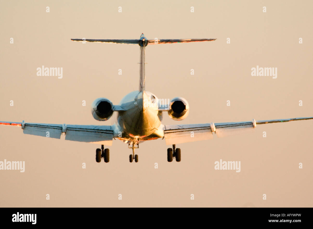 Airplane landing hi-res stock photography and images - Alamy