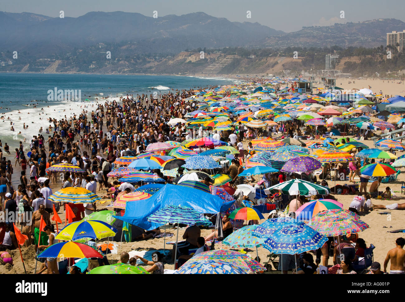 Crowds enjoying the beach on Labor Day Stock Photo - Alamy
