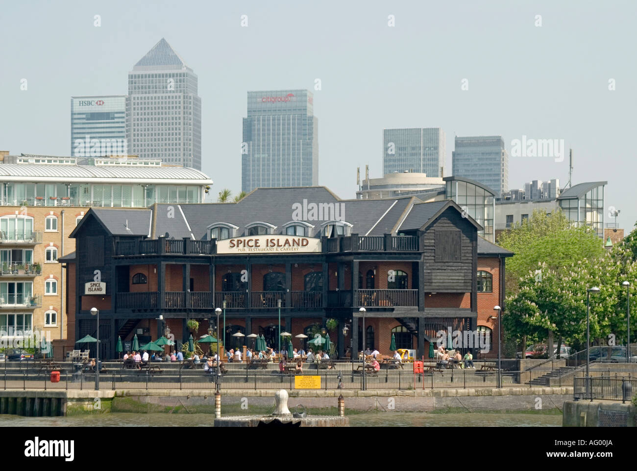 River Thames waterside Spice Island Pub Restaurant and Carvery with ...