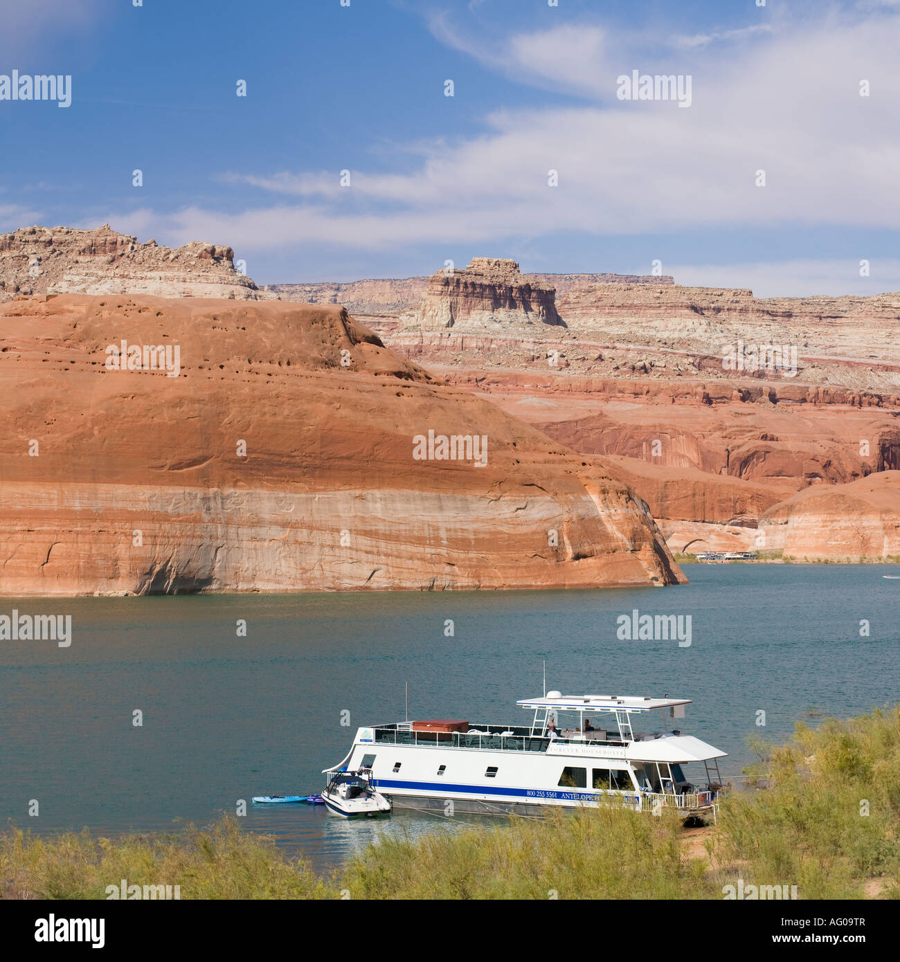 single houseboat parked on beach, Lake Powell, Utah Stock Photo - Alamy