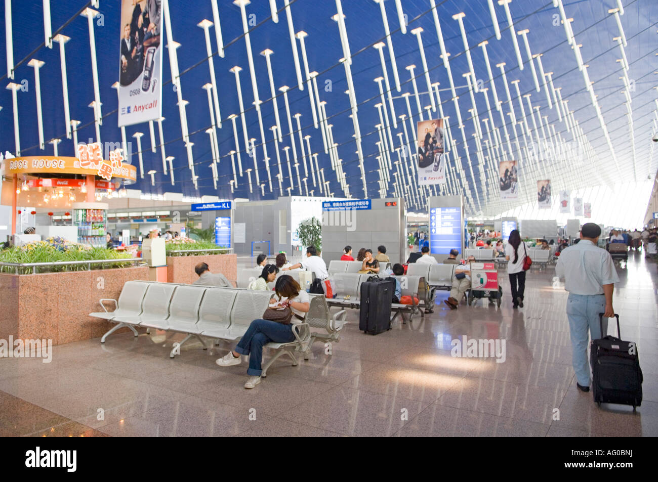 Interior of Pudong International Airport in Shanghai Stock Photo - Alamy