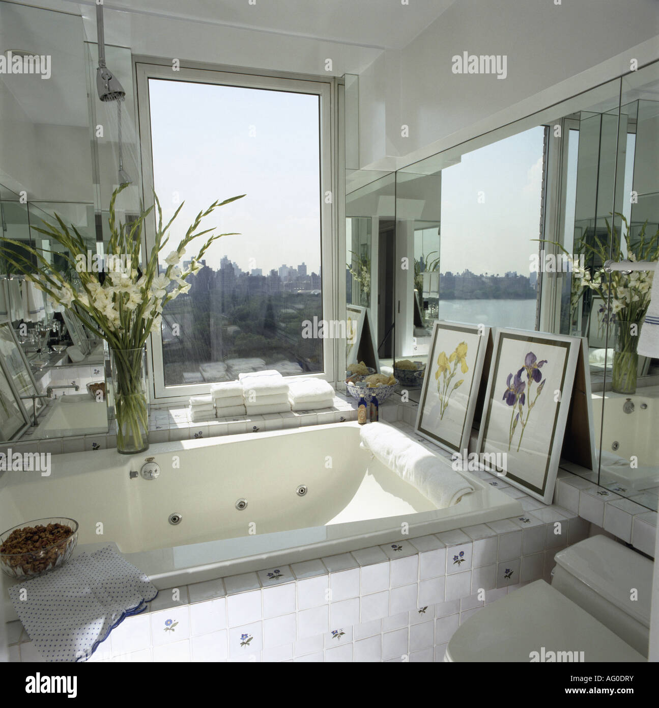 Bathroom with sunken bathtub hi-res stock photography and images - Alamy