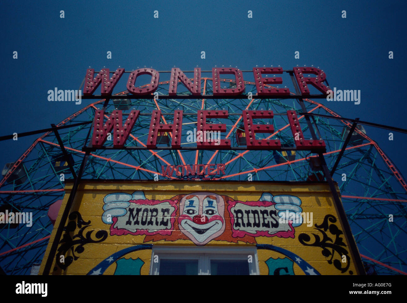 The Wonder Wheel at Deno's Wonder Wheel Amusement Park, Coney Island ...