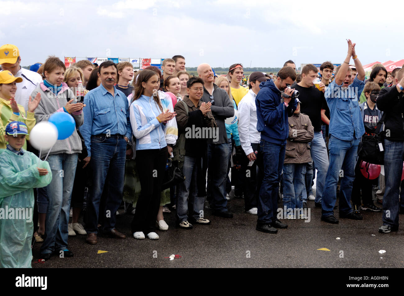 Crowd people watching street show hi-res stock photography and images ...