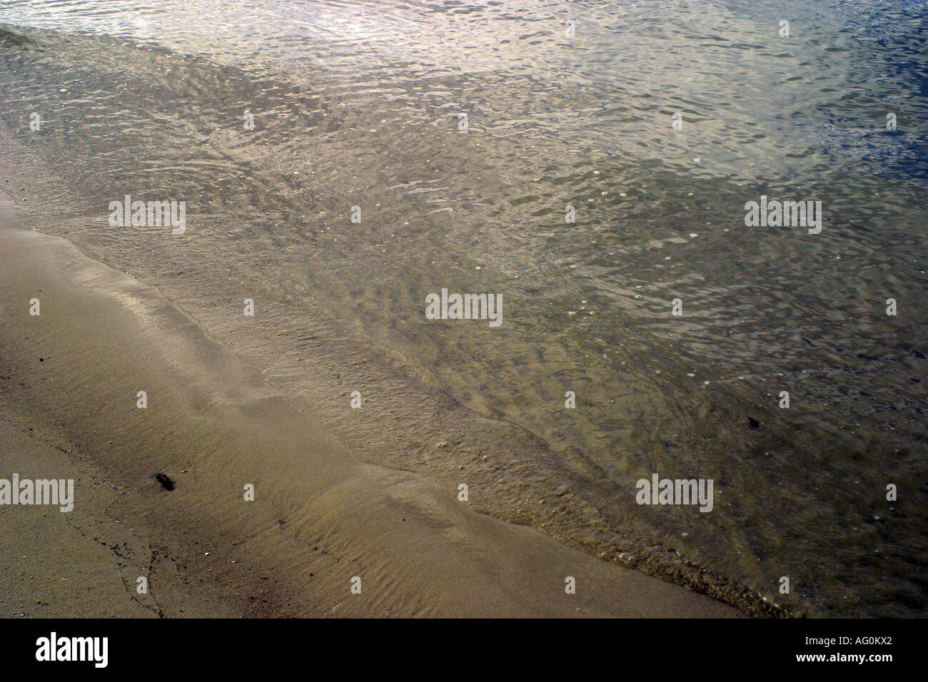Tide coming onto the beach Stock Photo - Alamy