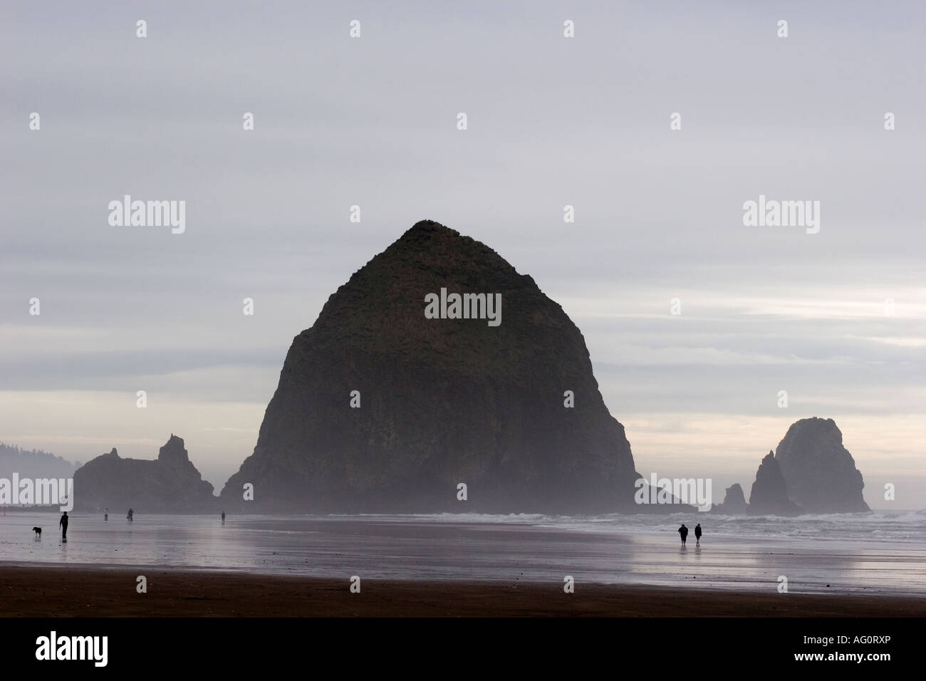 Haystack rock cannon beach hi-res stock photography and images - Alamy