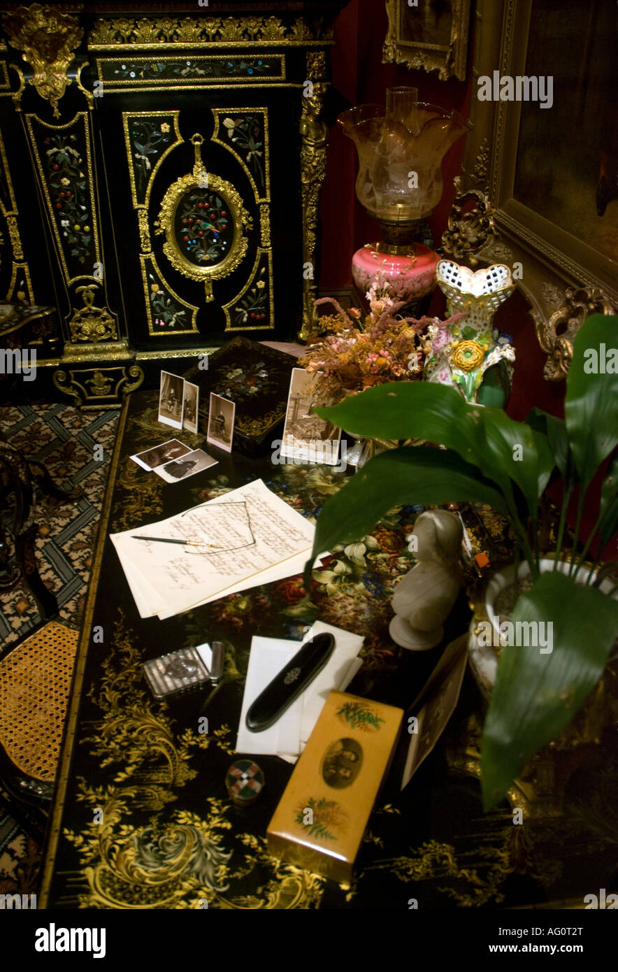 Victorian writing desk hi-res stock photography and images - Alamy