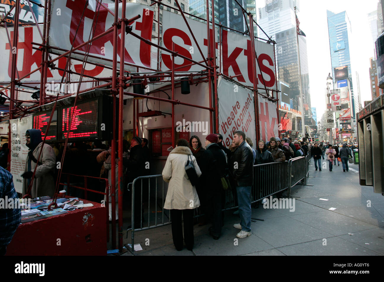 Queue people waiting buy theatre hi-res stock photography and images ...