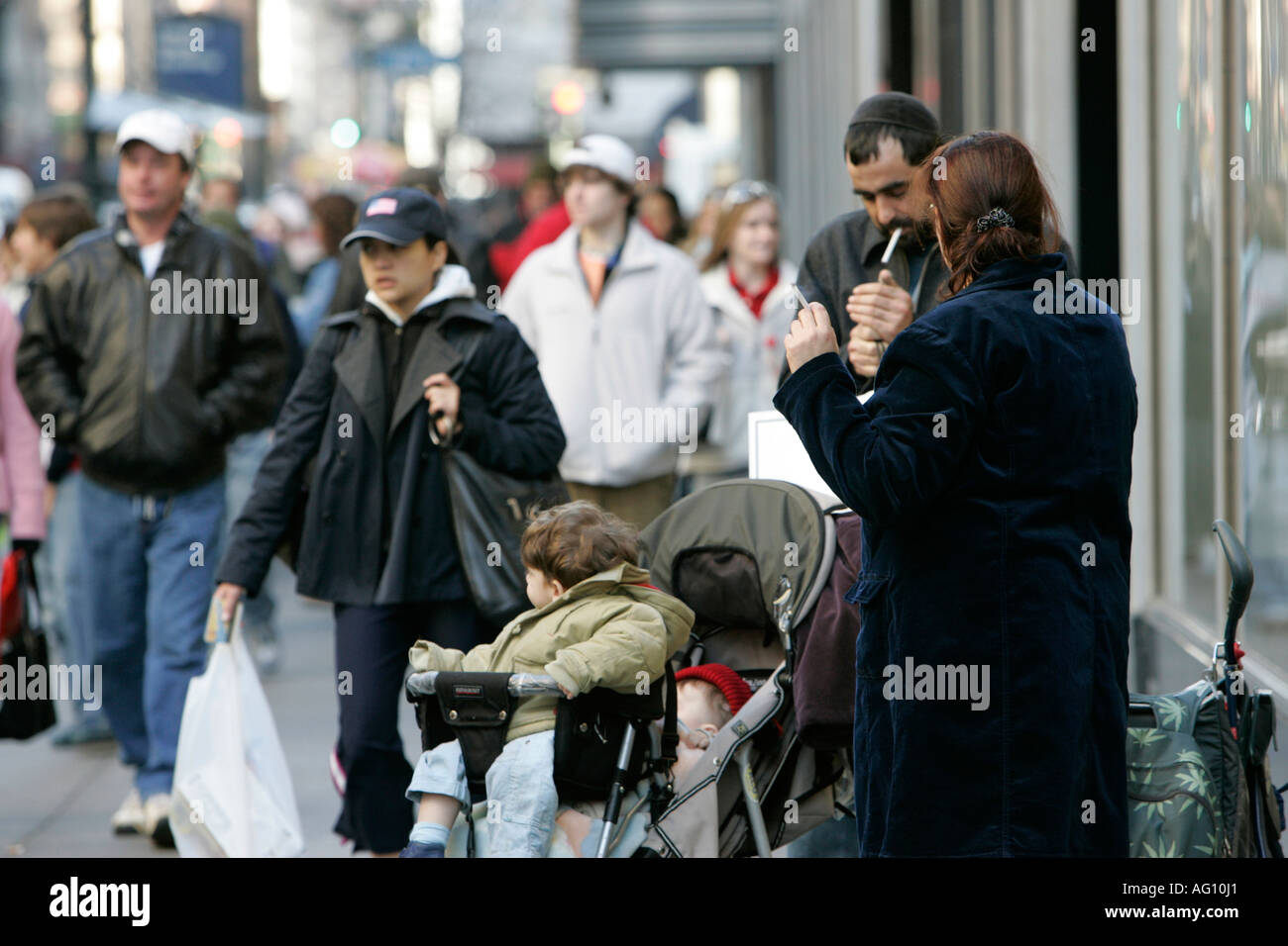 Parents smoking with kids hi-res stock photography and images - Alamy