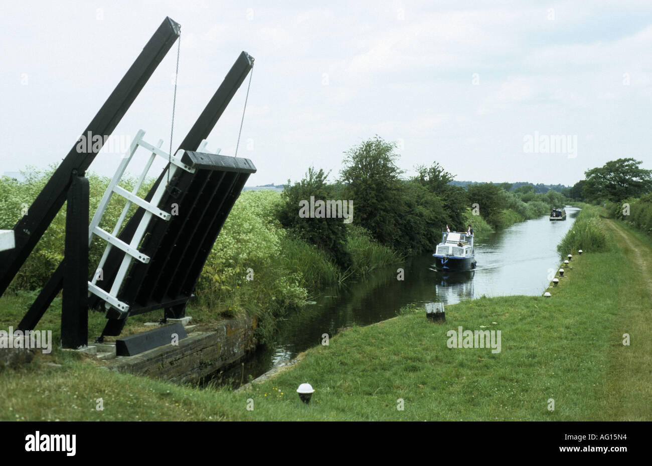 Lifting bridge on the Grand Union Canal, Northampton Arm, at ...