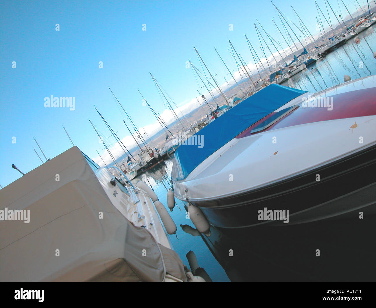 Empty white boat dock hi-res stock photography and images - Alamy