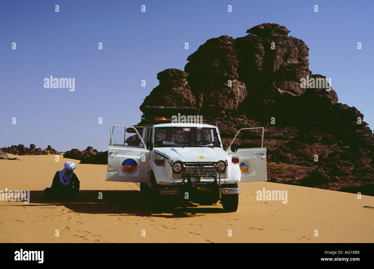 Libya scenic in desert jeep hi-res stock photography and images - Alamy