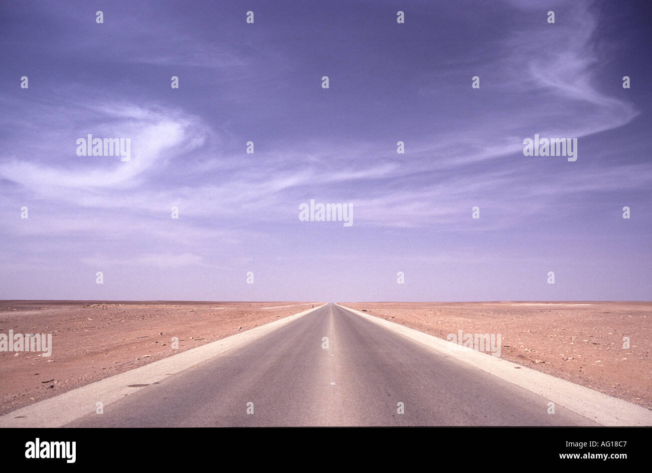 Libya desert highway Sahara desert road Stock Photo - Alamy