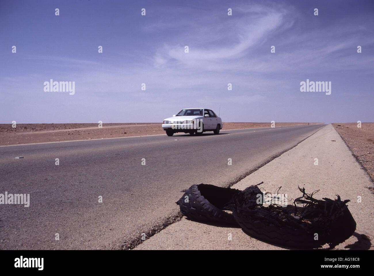 Libya desert highway Sahara desert road Stock Photo - Alamy