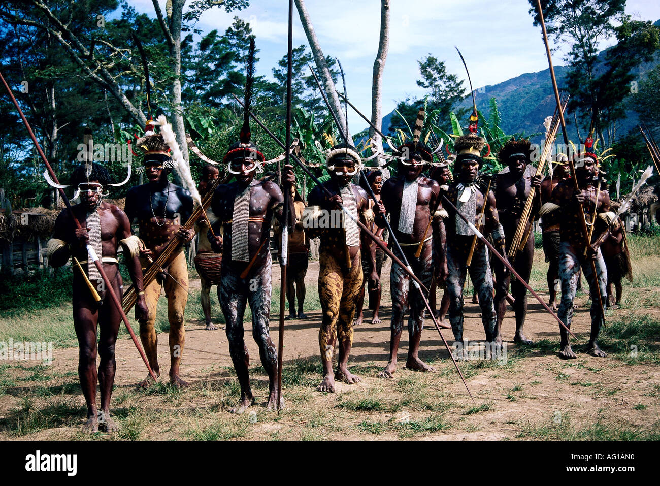 Dani tribe men hi-res stock photography and images - Alamy