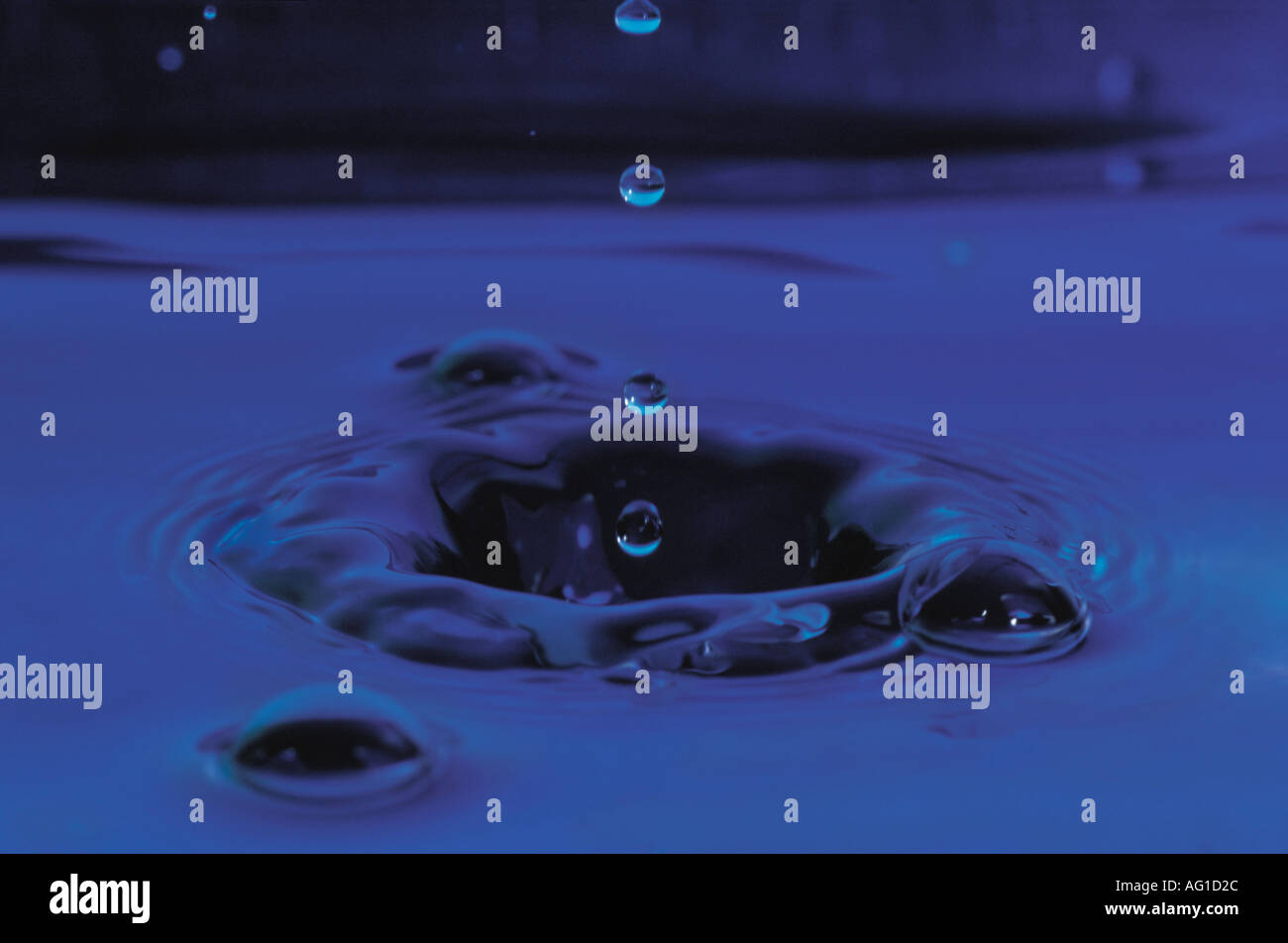 WATER DROPLET SPLASHING INTO WATER Stock Photo - Alamy