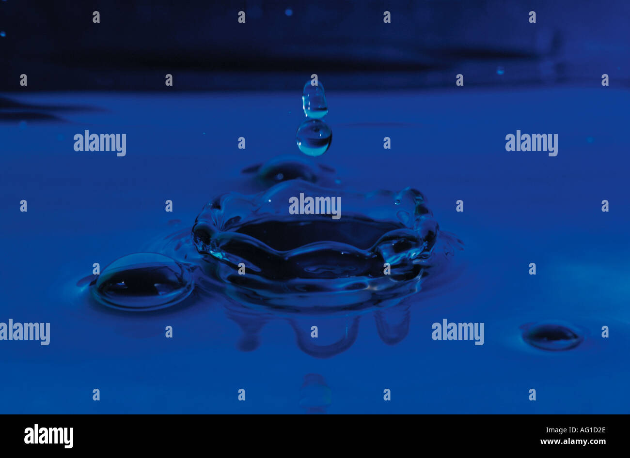 WATER DROPLET SPLASHING INTO WATER Stock Photo - Alamy