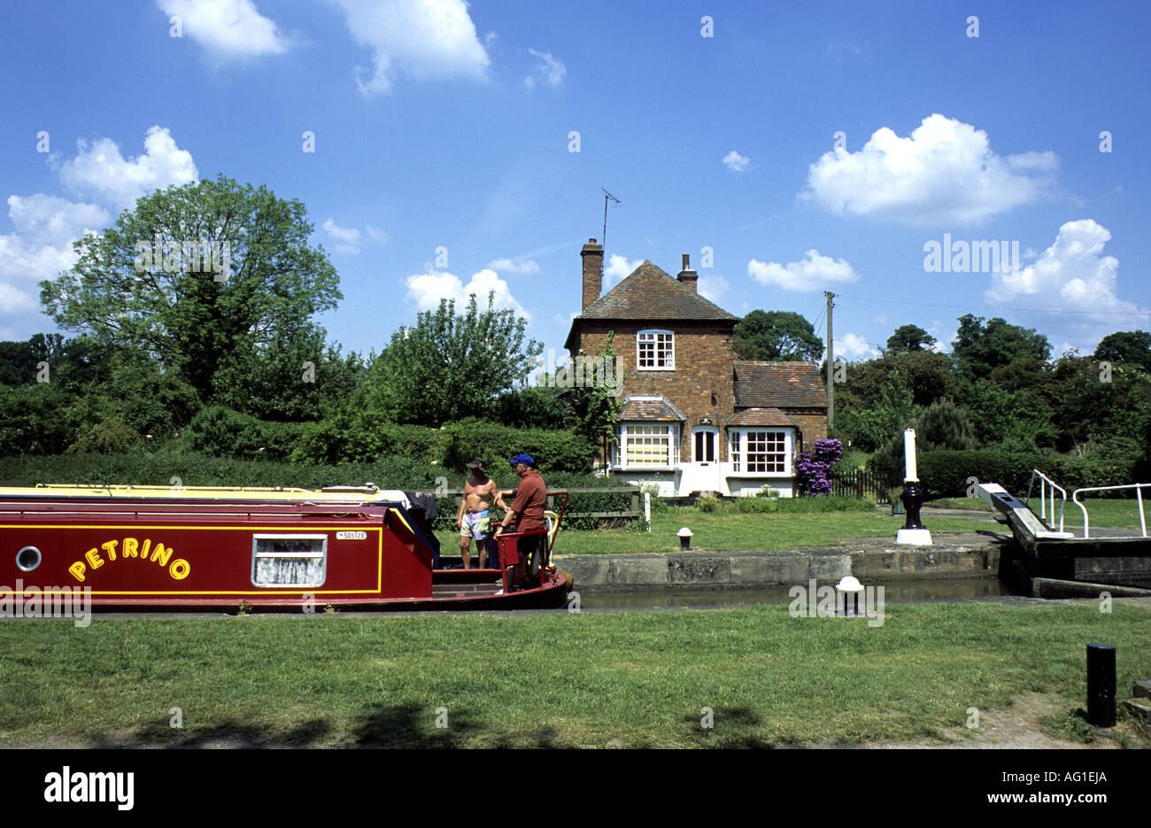 Top lock cottage hi-res stock photography and images - Alamy