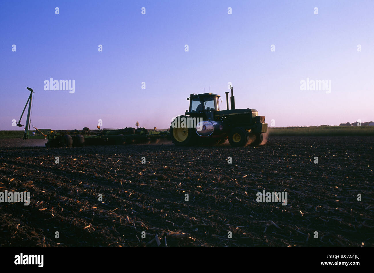 PLANTING SOYBEANS IN NARROW ROWS WITH 31 ROW JOHN DEERE PLANTER MAY ...