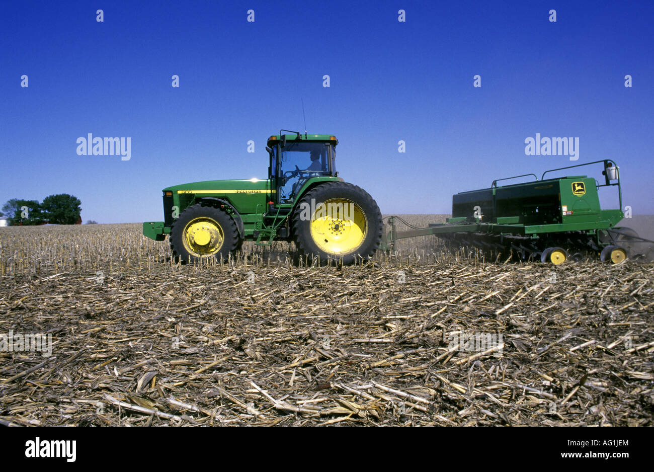 NO TILL FARMING TRACTOR IN FIELD Stock Photo - Alamy