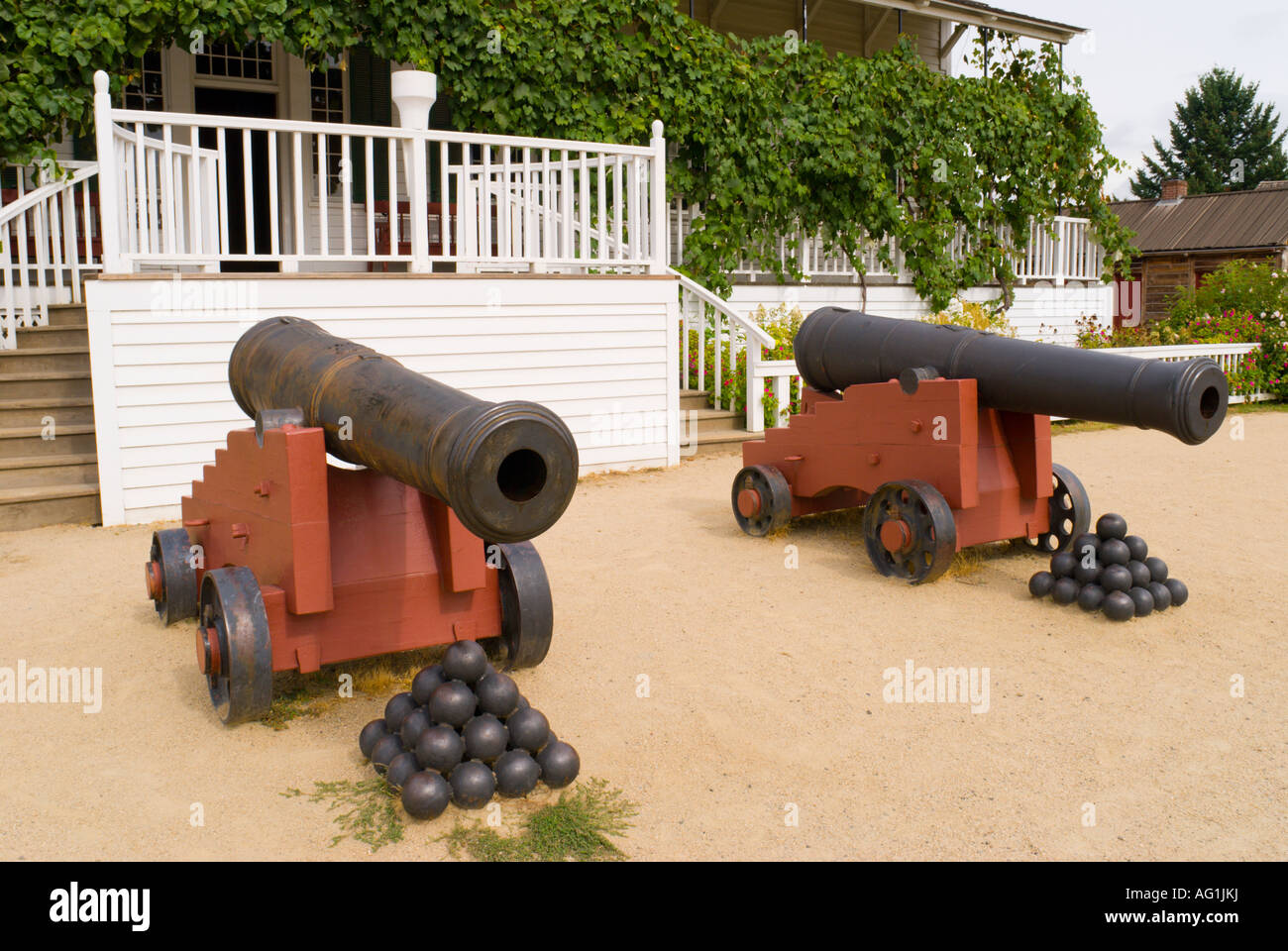 Cannons in front of the Chief Factors Residence Fort Vancouver National ...