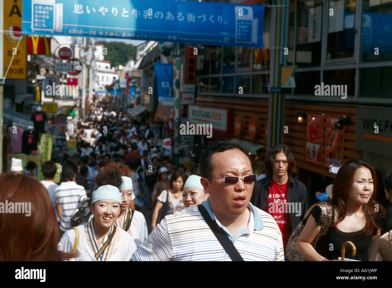 Pedestrian crowd in Harajuku's Takeshita Dori Stock Photo - Alamy