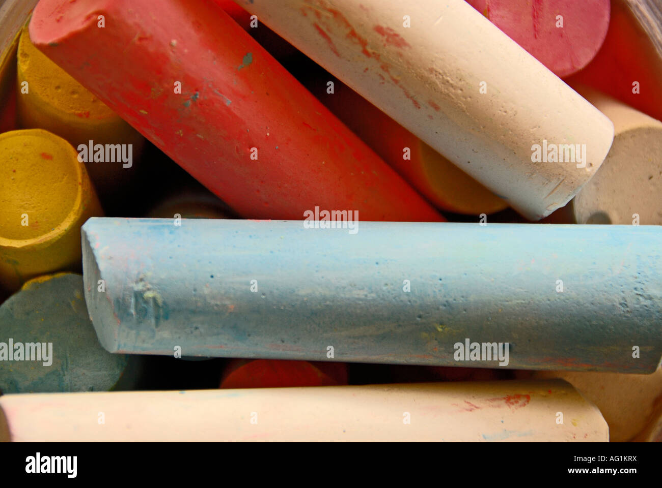 Yellow and white chalk hi-res stock photography and images - Alamy