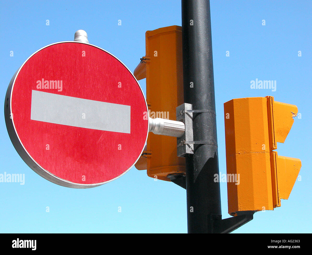 Wrong way traffic sign on post with traffic lights Stock Photo - Alamy