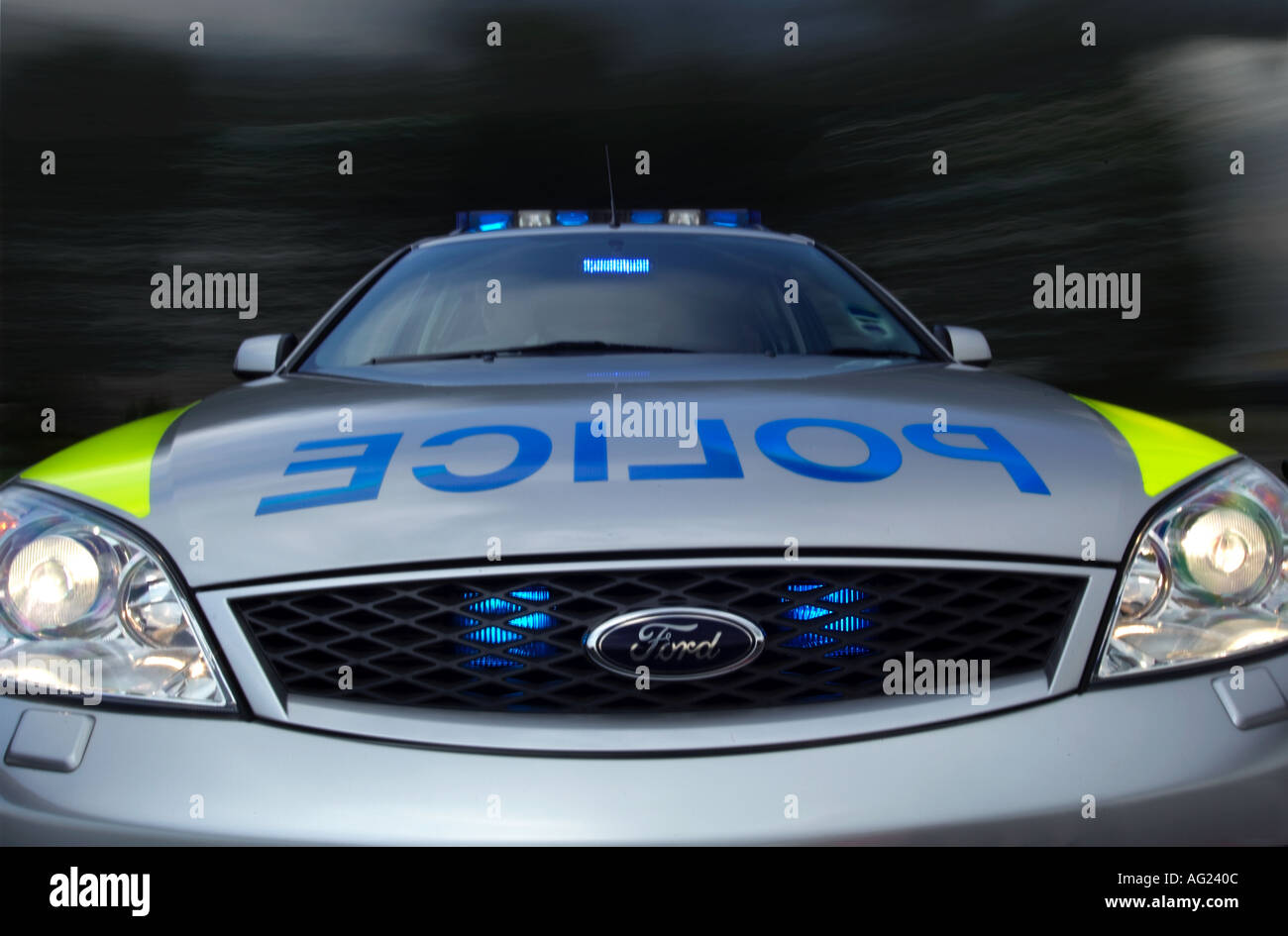 2003 silver ford mondeo police view over bonnet car in action rig shot ...