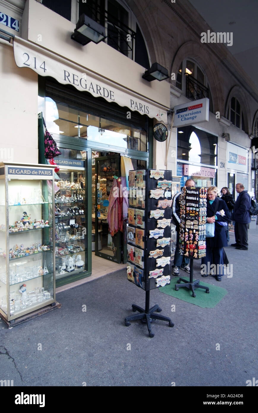 Rue de rivoli shops hi-res stock photography and images - Alamy