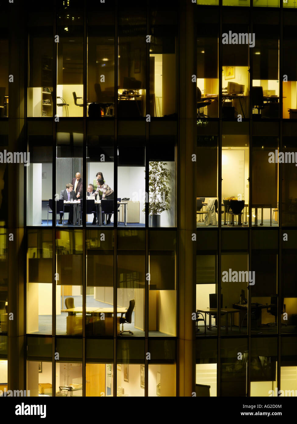 Office building outside people hi-res stock photography and images - Alamy