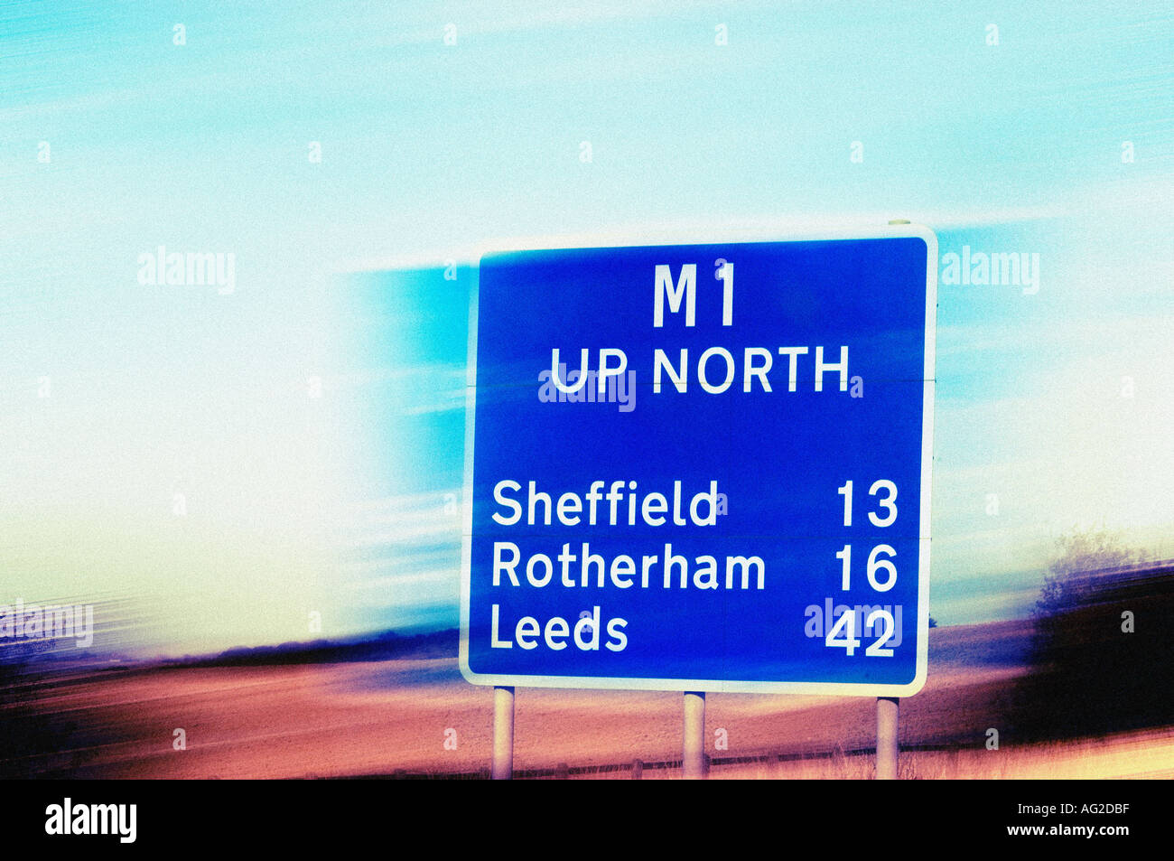 M1 motorway sign north hi-res stock photography and images - Alamy