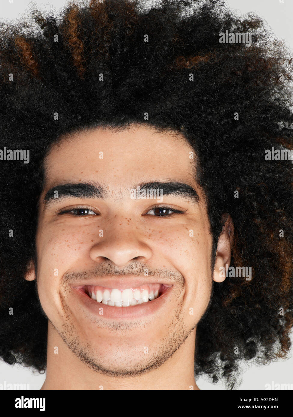 Young man with afro grinning, close-up Stock Photo - Alamy