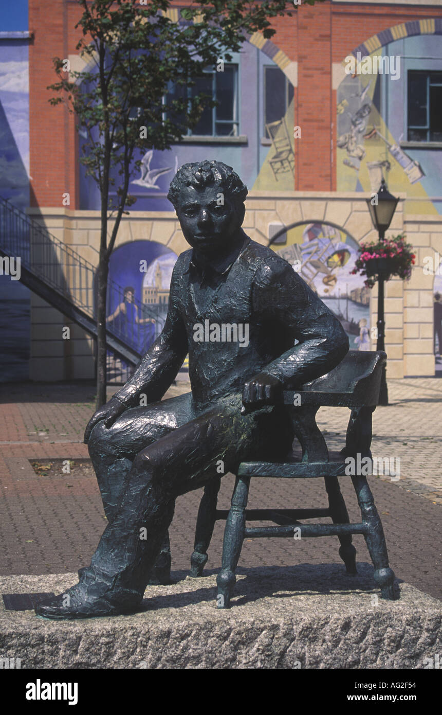 Statue of Dylan Thomas Swansea Marina Wales UK 06281MD Stock Photo - Alamy