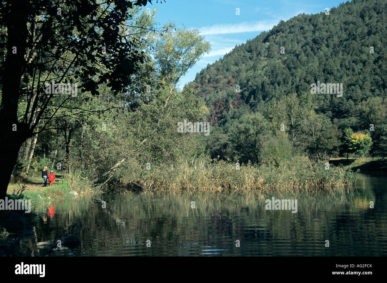 Kinder am See Kids on side of a lake Stock Photo - Alamy