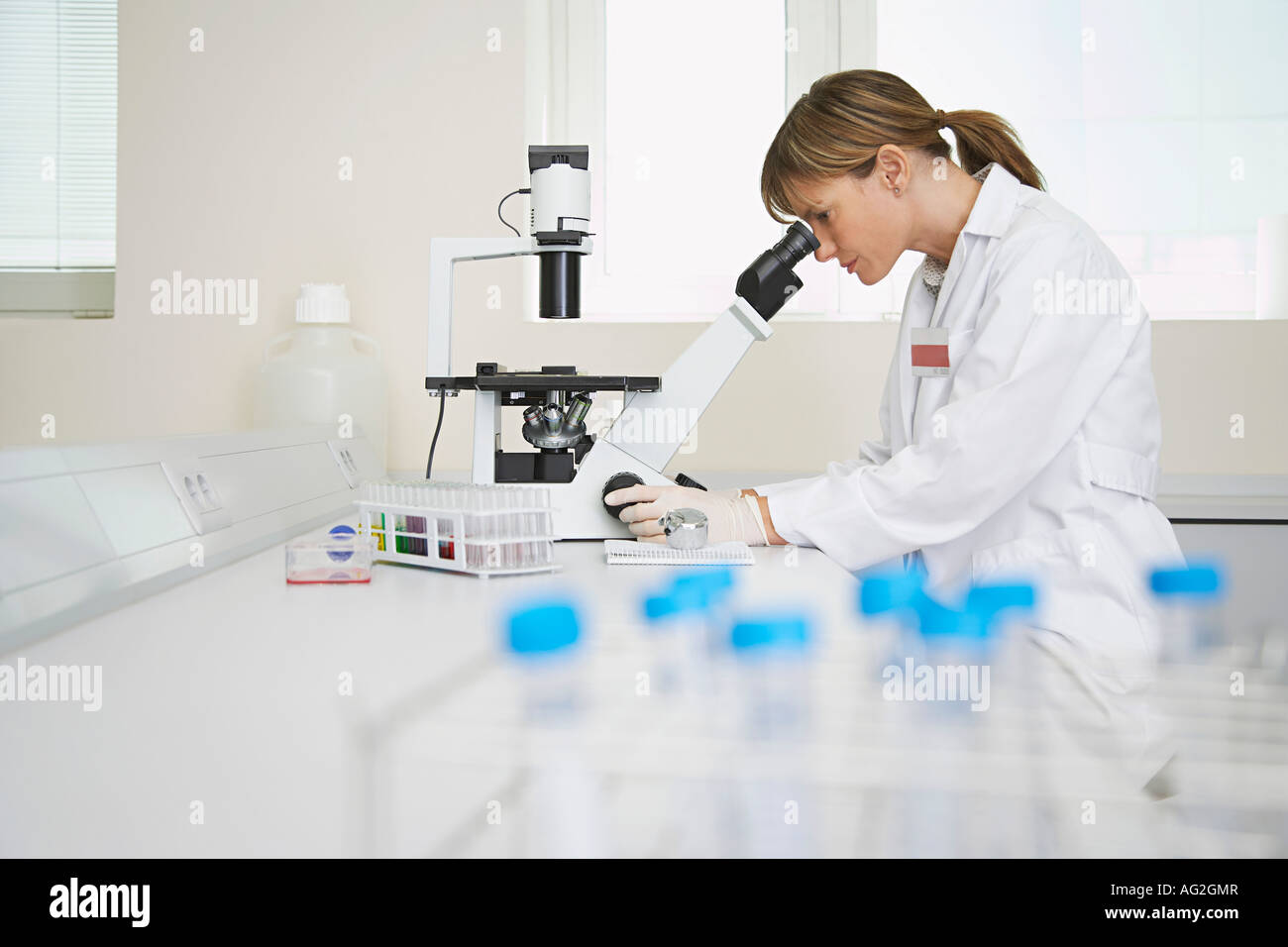 Scientist using an electron microscope hi-res stock photography and ...