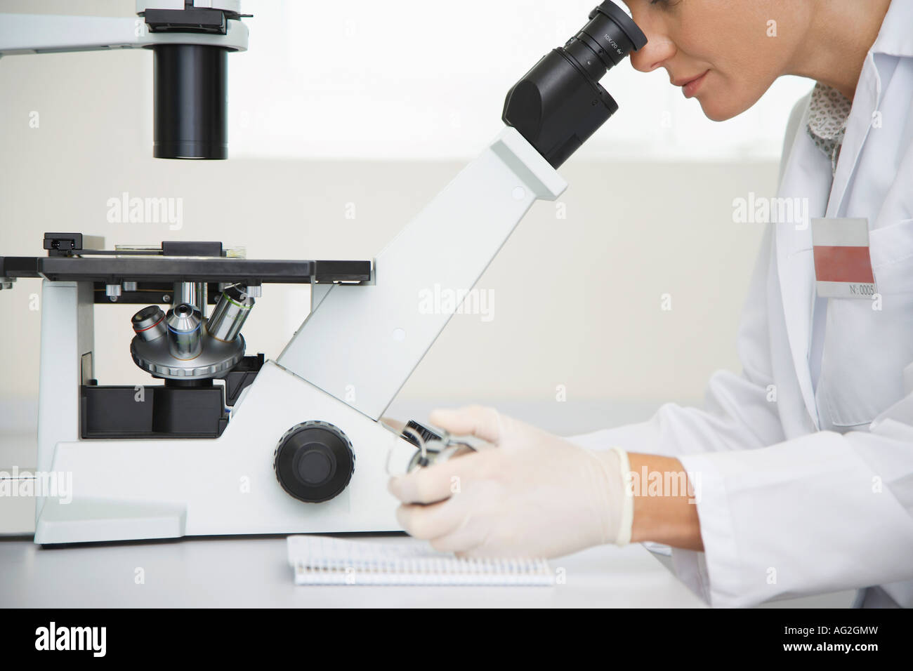 Focusing microscope hi-res stock photography and images - Alamy