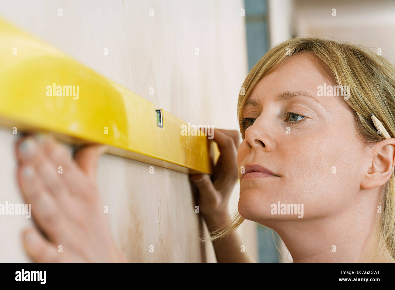 Woman using spirit level hi-res stock photography and images - Alamy