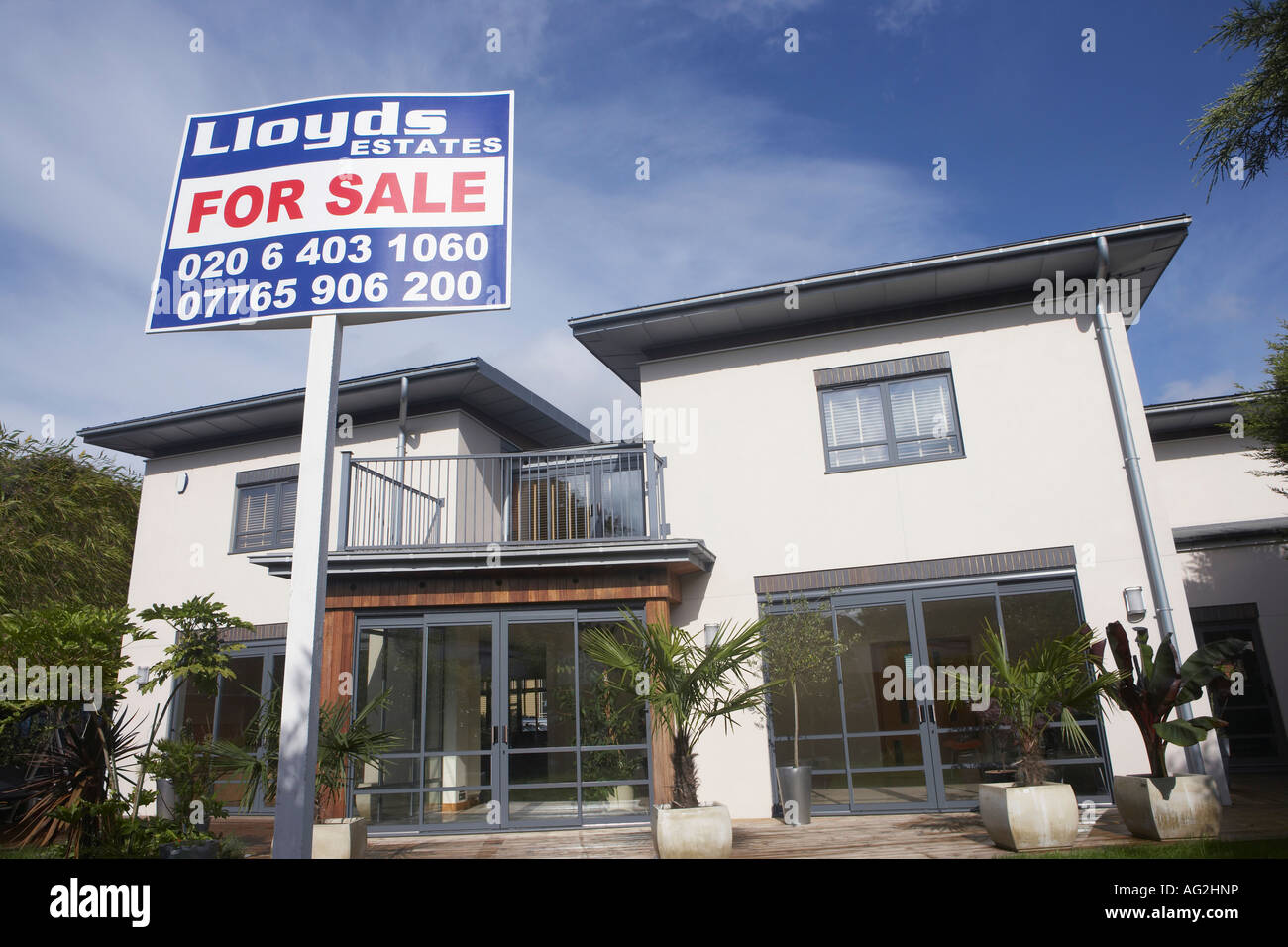 For sale sign outside house Stock Photo - Alamy
