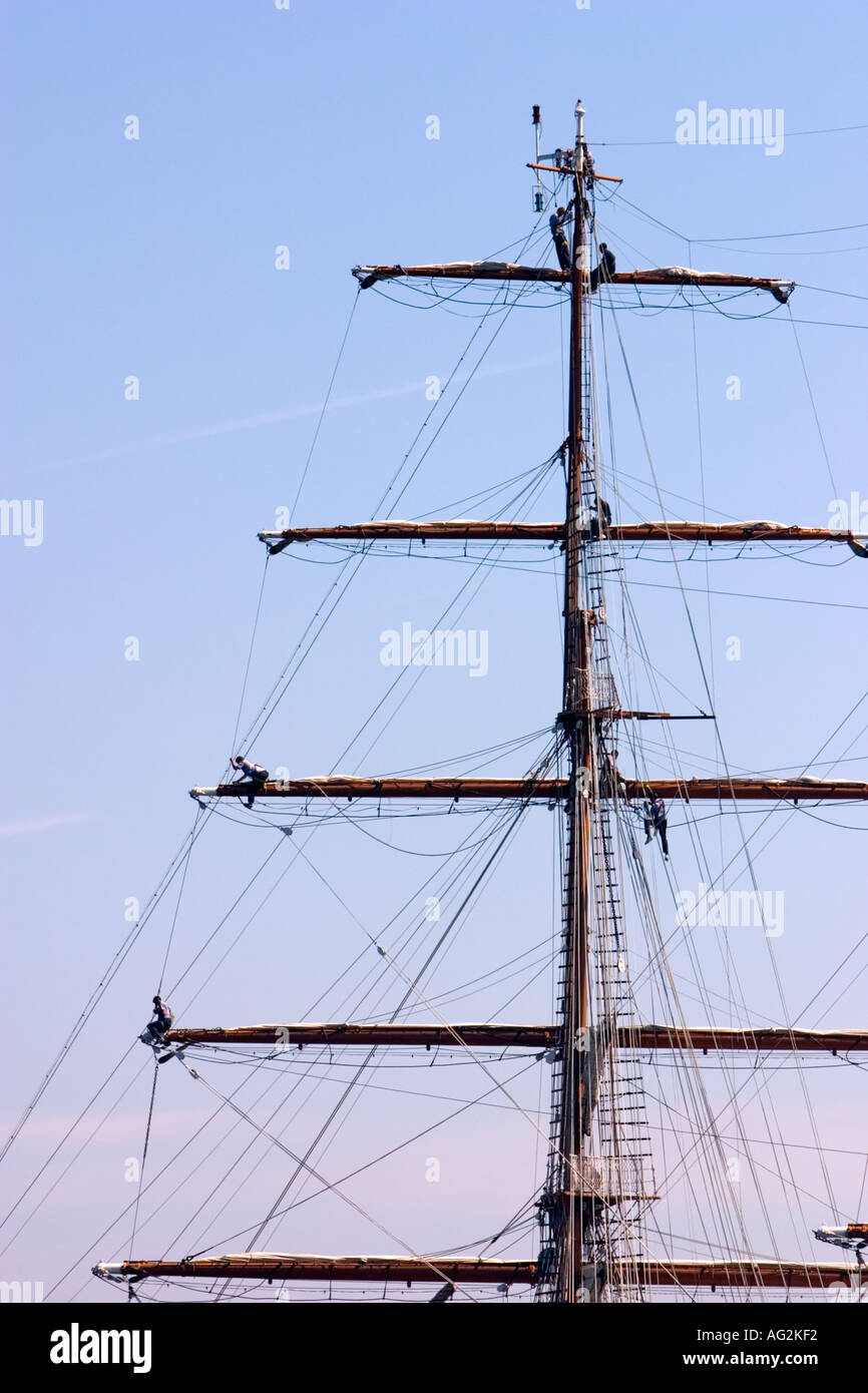 Man sails rigging sailing ship sail hi-res stock photography and images ...