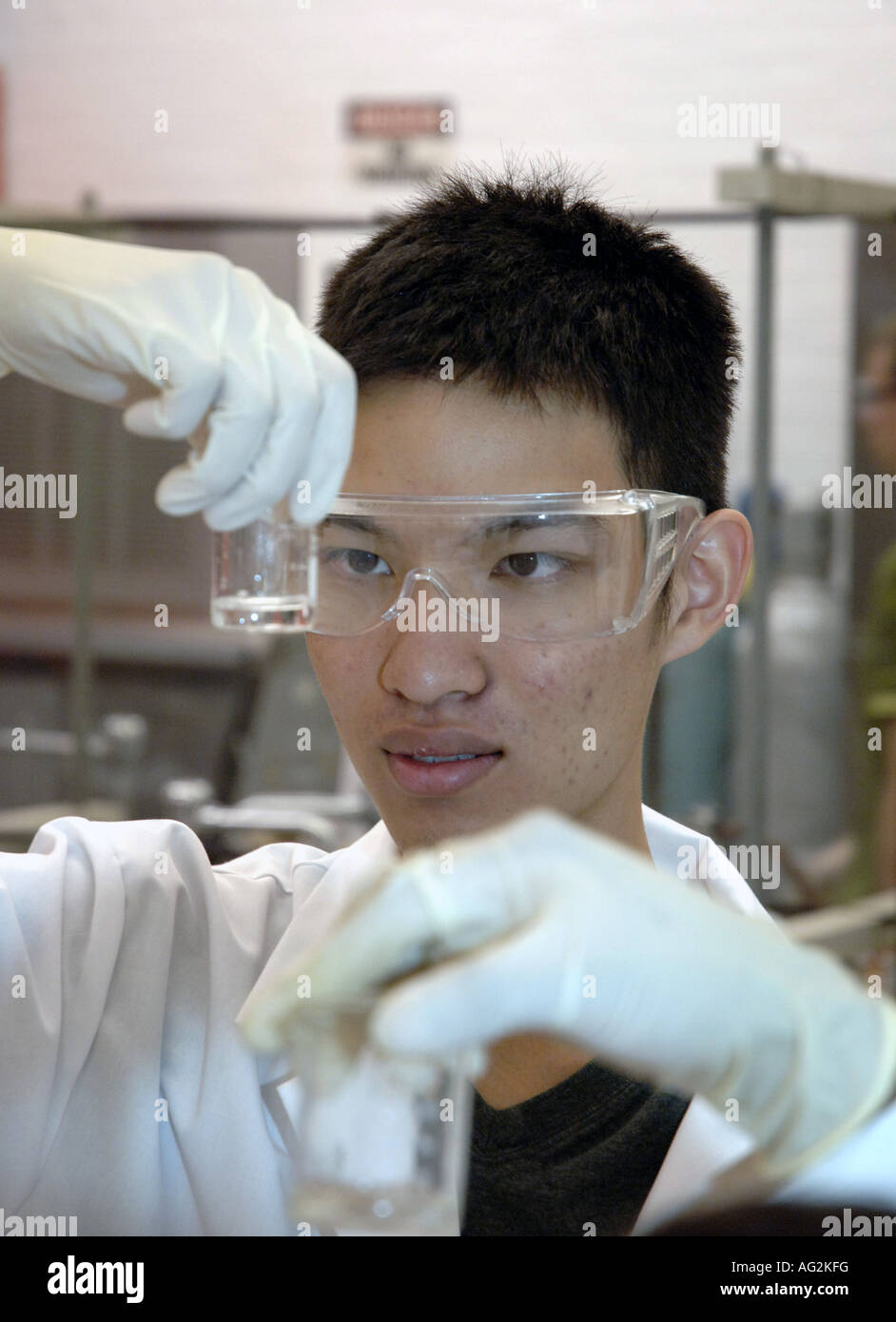 Asian college science lab hi-res stock photography and images - Alamy
