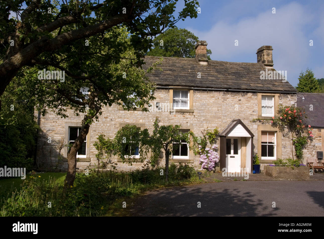 old derbyshire stone farm building at ashford in the water Stock Photo ...
