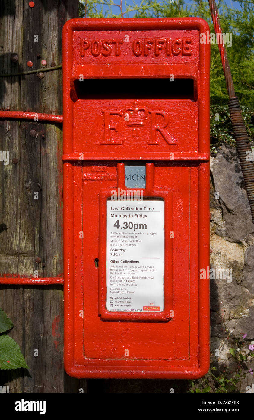 traditional english village post box Stock Photo - Alamy