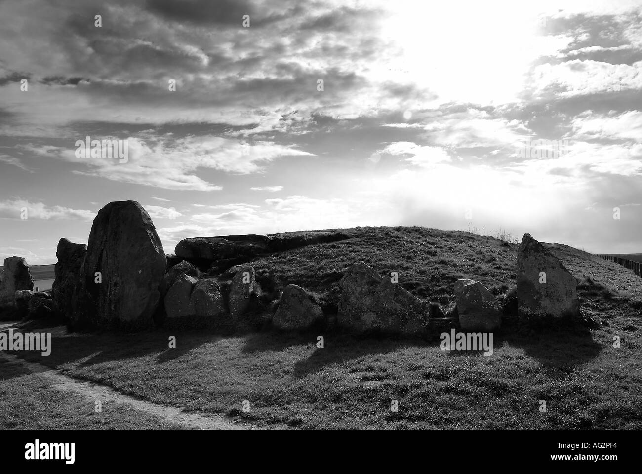 West Kennet Long Barrow Avebury Stock Photo - Alamy