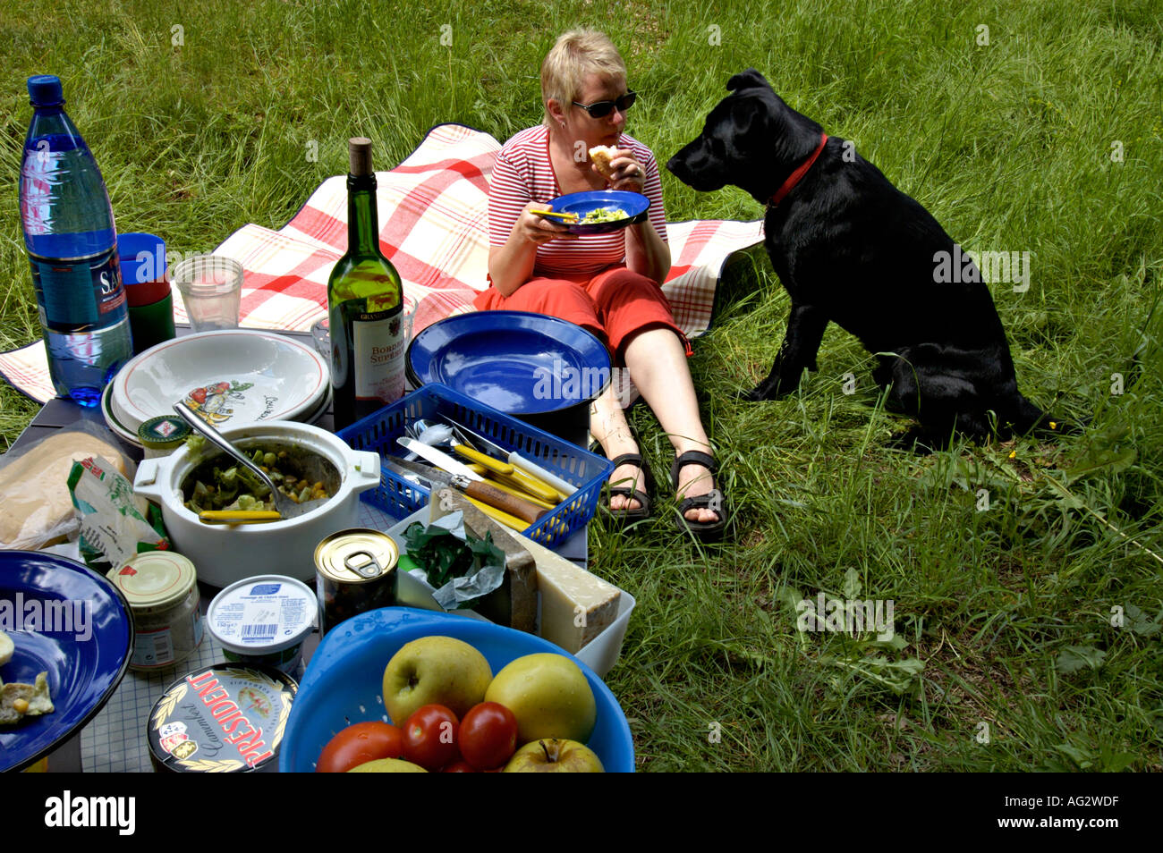 Woman bottle wine sits table hi-res stock photography and images - Alamy