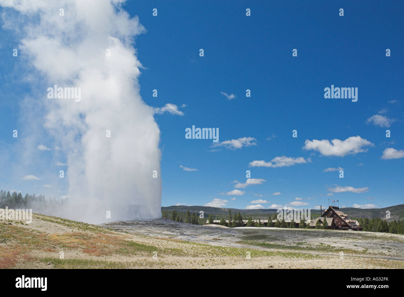 old faithful inn and old faithful geyser upper geyser basin yellowstone ...