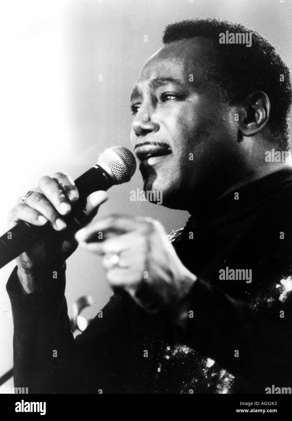 Benson, George, * 2.3.1943, American singer, singing, half length, live ...