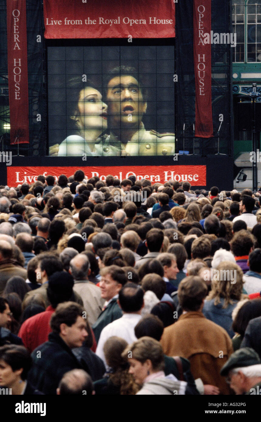 Opera audience london hi-res stock photography and images - Alamy
